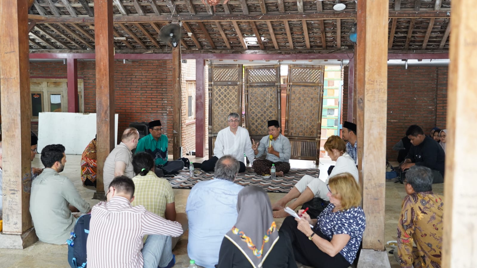 Delegasi IIS 2025 Belajar Kehidupan Santri dan Arab Pegon di Pesantren ...