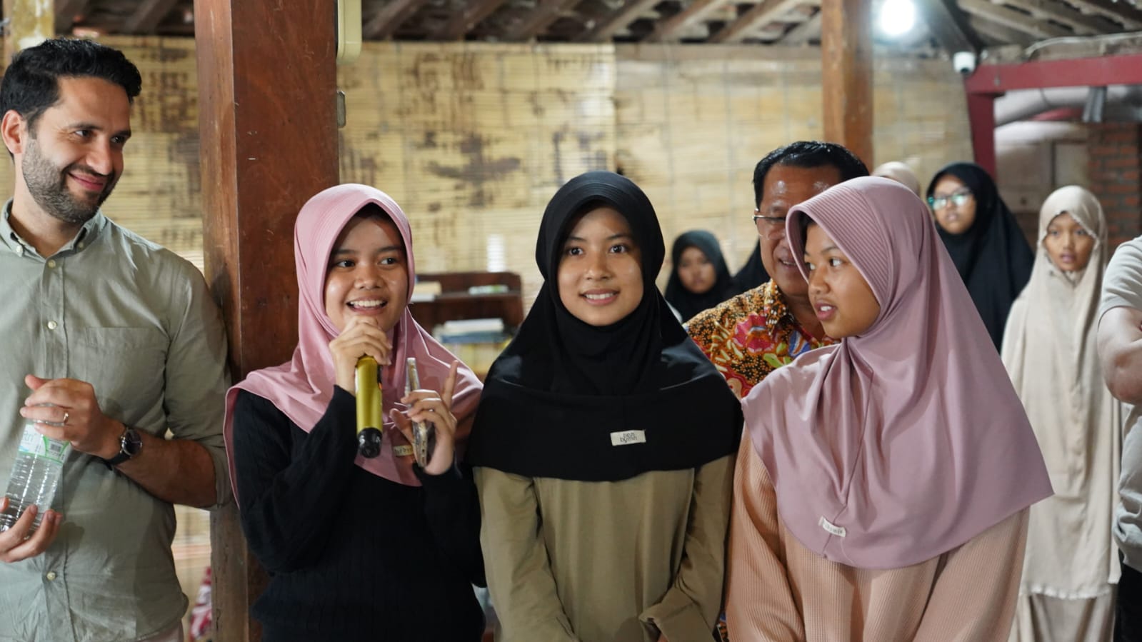 Delegasi IIS 2025 Belajar Kehidupan Santri dan Arab Pegon di Pesantren ...