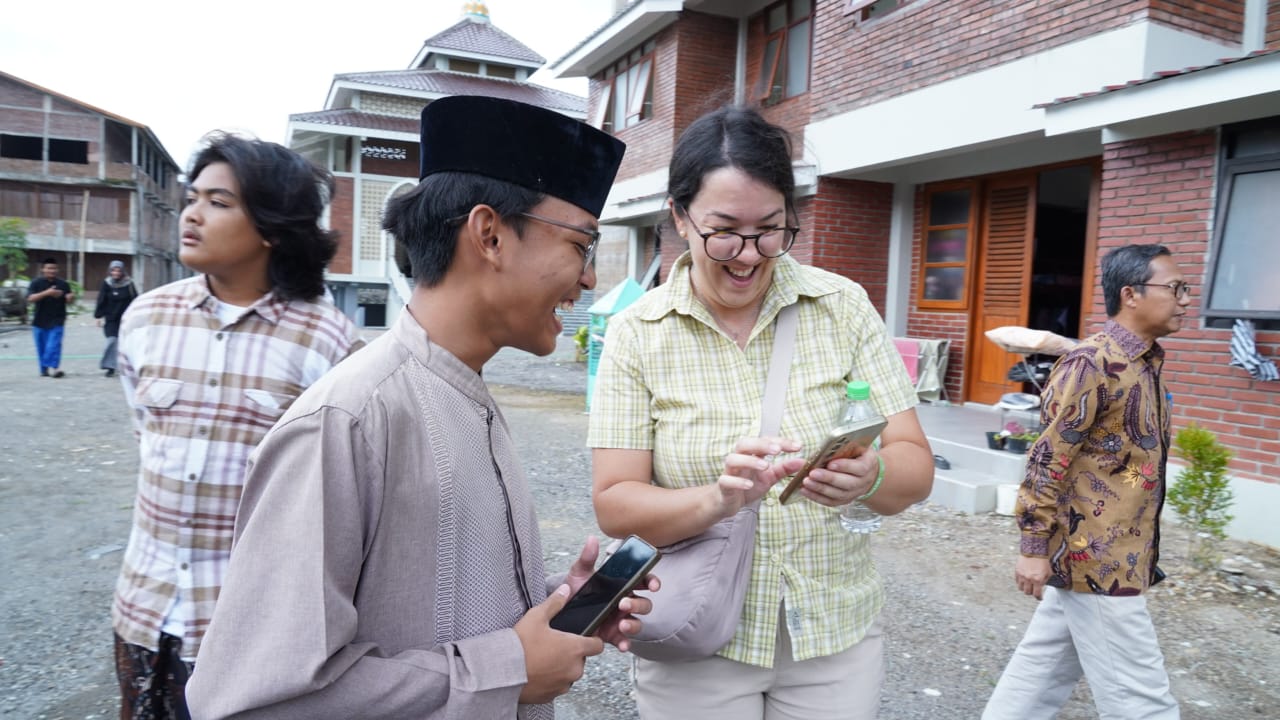 Delegasi IIS 2025 Belajar Kehidupan Santri dan Arab Pegon di Pesantren ...